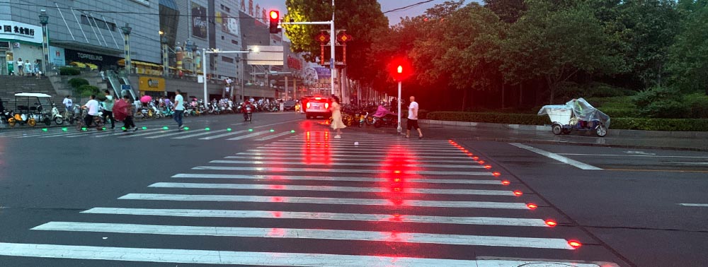 【Smart Crosswalks】 Protect The "Head-Down Man" To Cross The Road Safely