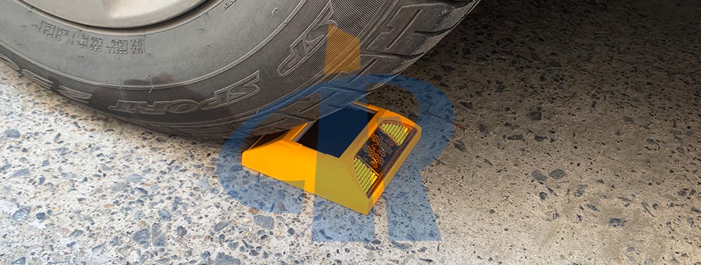 How to use the protruding Road Studs auxiliary with marking lines？