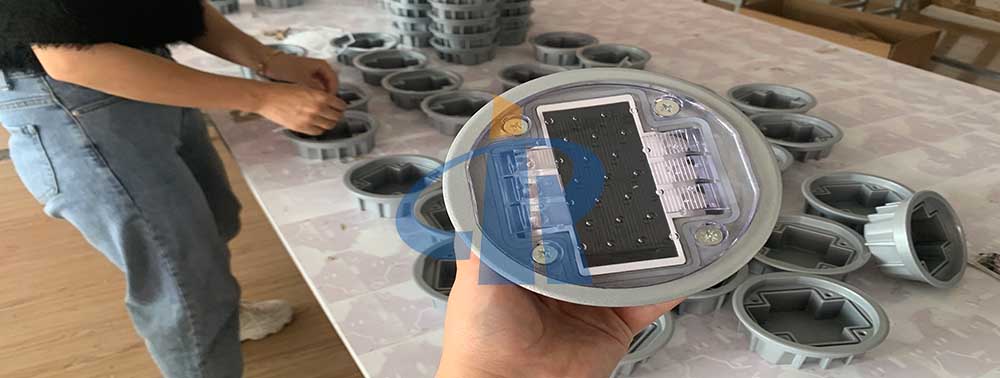 Solar Studs|Guide to safe driving of non-motor vehicles