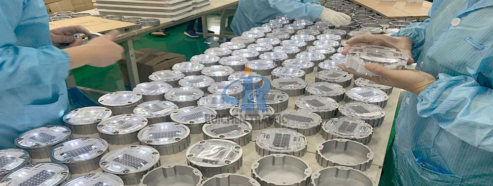 The Ningxia section of Qinglan Expressway added a road studs device ...