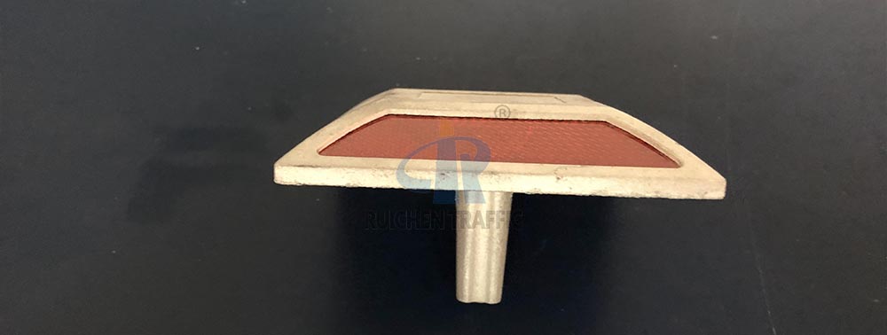 Reflective Studs: Safety lights that illuminate the road at night