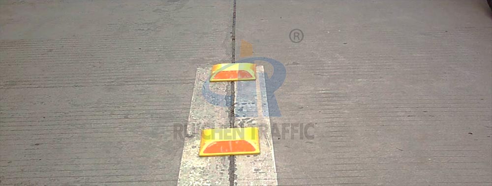 The amazing use of Reflective Studs on South African town roads